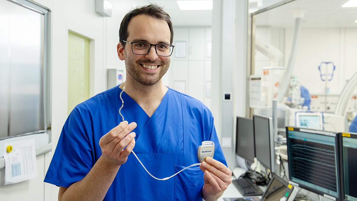 Lifesaver under the skin: defibrillator with sternum electrode ...