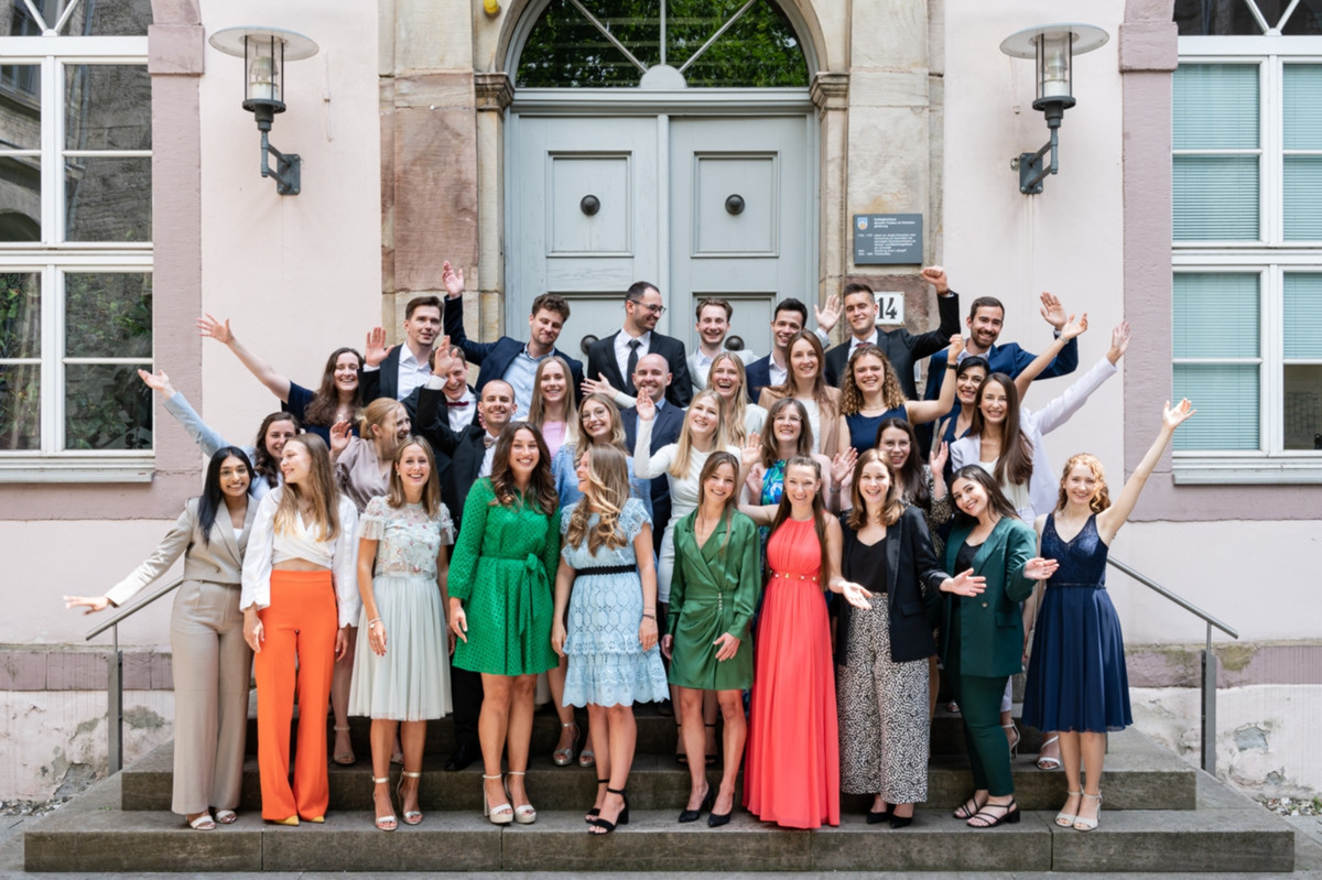 Medizinische Fakultät feiert Absolvent*innen der Zahnmedizin